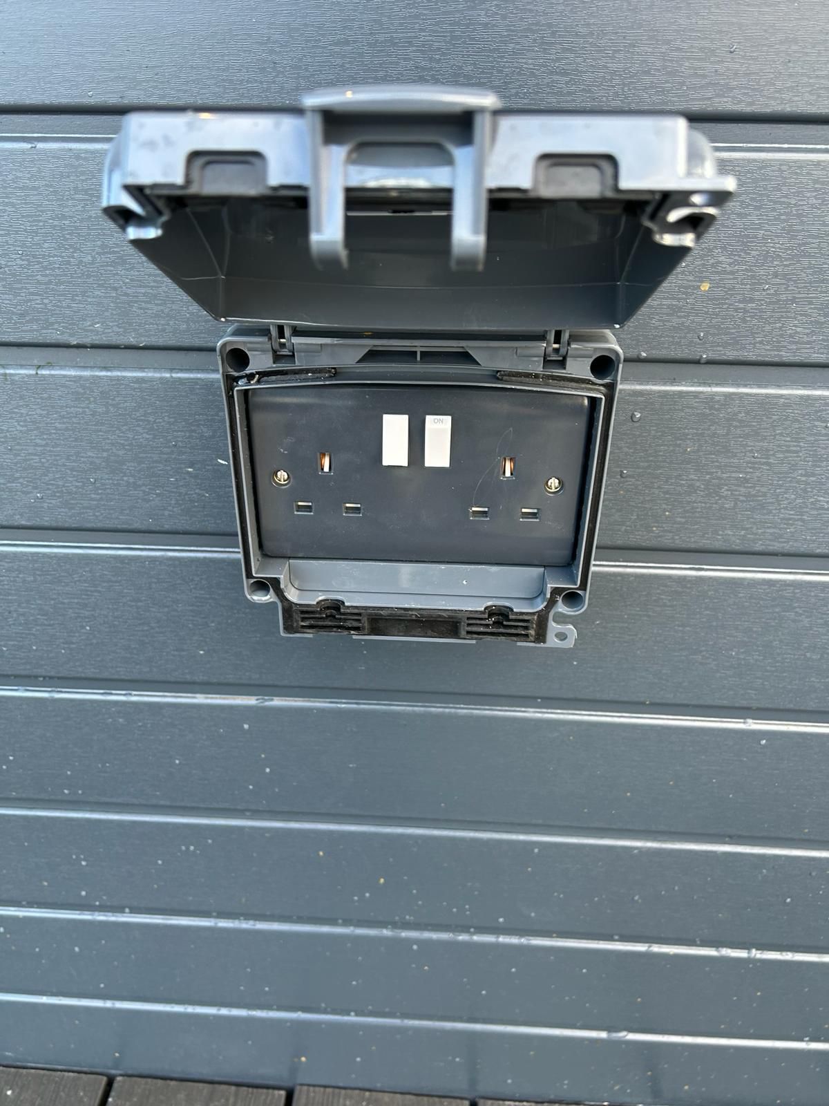 21FT X 7FT MOBILE OFFICE UNIT – J AND F TRUCKS AND VANS SALES