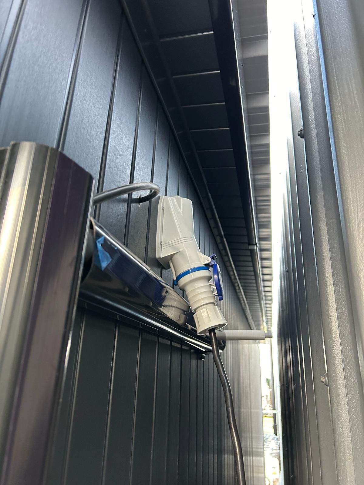 21FT X 7FT MOBILE OFFICE UNIT – J AND F TRUCKS AND VANS SALES