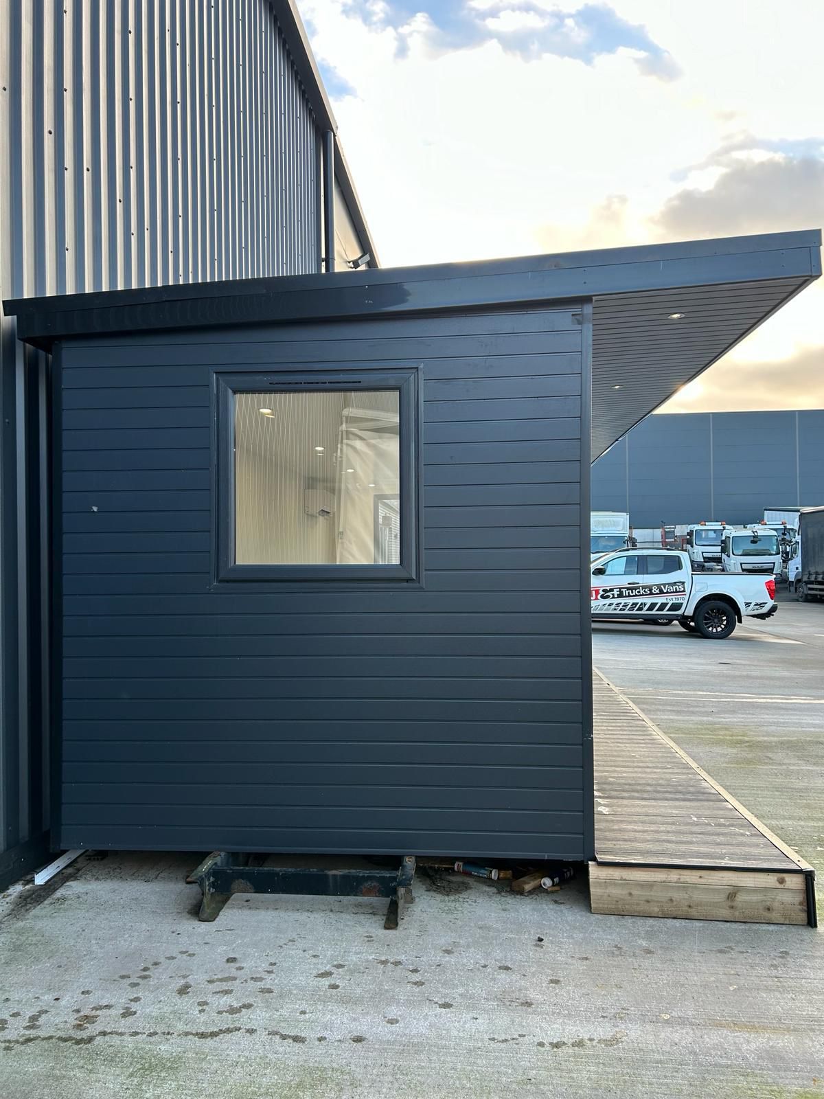 21FT X 7FT MOBILE OFFICE UNIT – J AND F TRUCKS AND VANS SALES